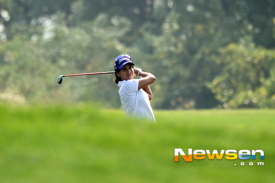 [포토엔]훌리에타 그라나다 ‘산 너머 홀컵으로’ (LPGA KEB 하나은행 챔피언십) - 손에 잡히는 뉴스 눈에 보이는 뉴스 - 뉴스엔