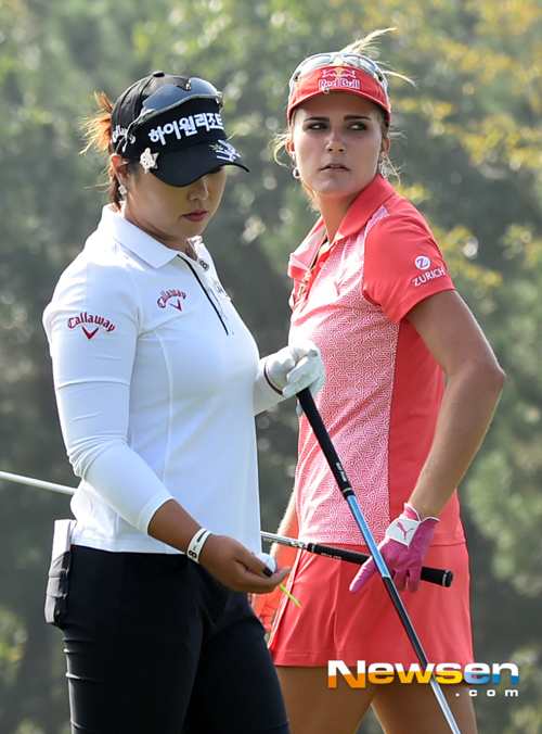 [포토엔]조윤지-렉시톰슨 ‘장타자들의 맞대결’ (LPGA KEB 하나은행 챔피언십) - 손에 잡히는 뉴스 눈에 보이는 뉴스 - 뉴스엔