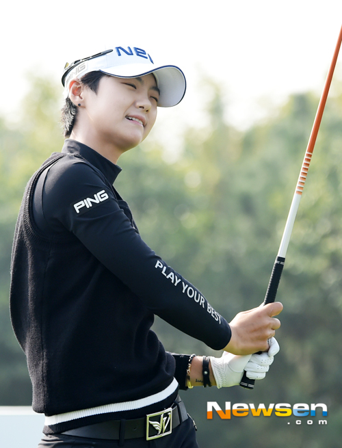 [포토엔]박성현 ‘잘 안 풀리네’ (LPGA KEB 하나은행 챔피언십) - 손에 잡히는 뉴스 눈에 보이는 뉴스 - 뉴스엔