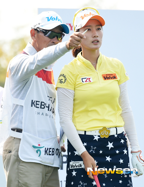 [포토엔]최운정 ‘아빠와 작전회의’ (LPGA KEB 하나은행 챔피언십) - 손에 잡히는 뉴스 눈에 보이는 뉴스 - 뉴스엔