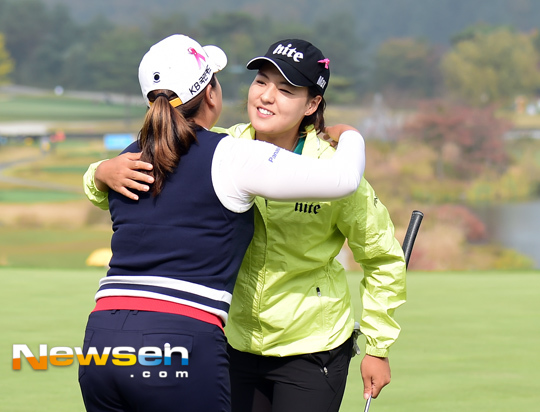 [포토엔]박인비-전인지, 메이저 퀸들의 포옹(KLPGA KB금융 스타챔피언십) - 손에 잡히는 뉴스 눈에 보이는 뉴스 - 뉴스엔