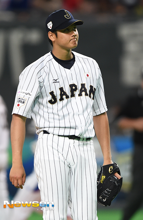 [포토엔]오타니 쇼헤이 ‘첫 안타 허용에 입술만 꾹’ - 손에 잡히는 뉴스 눈에 보이는 뉴스 - 뉴스엔