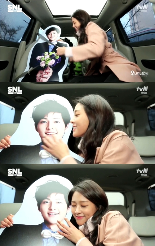 ‘SNL코리아6' AOA 설현, 알고보니 입간판 송중기 사랑 - 손에 잡히는 뉴스 눈에 보이는 뉴스 - 뉴스엔