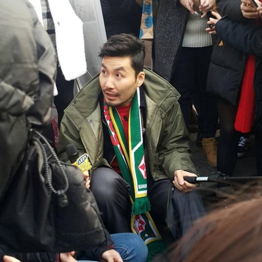 오늘(24일), 홍대 ‘길바닥’서 다시 만난 그녀석 노홍철 - 손에 잡히는 뉴스 눈에 보이는 뉴스 - 뉴스엔