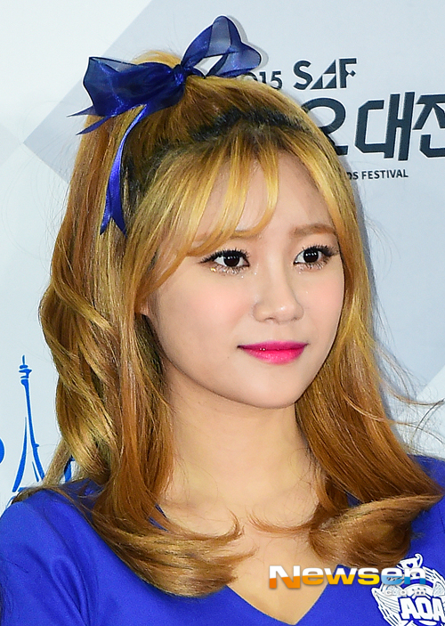 [포토엔]AOA 유나 ‘리본으로 치장한 헤어스타일, 더 깜찍’(SBS 가요대전) - 손에 잡히는 뉴스 눈에 보이는 뉴스 - 뉴스엔