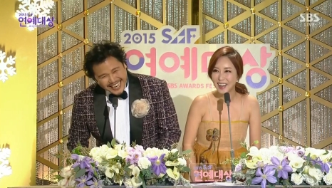 육중완 “내년 3월 결혼, 요즘 아이들 예뻐보여”[SBS연예대상2015] - 손에 잡히는 뉴스 눈에 보이는 뉴스 - 뉴스엔