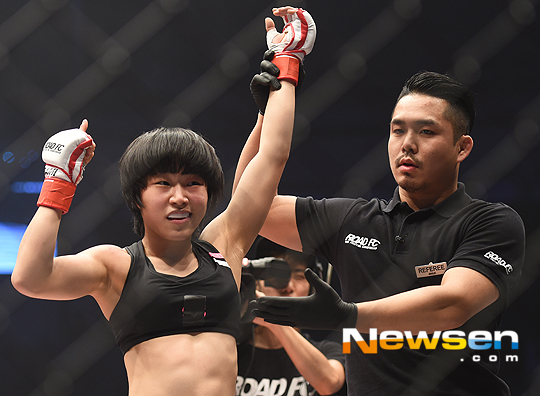 [포토엔]로드fc 박정은 ‘화끈한 2라운드 tko승’ - 손에 잡히는 뉴스 눈에 보이는 뉴스 - 뉴스엔