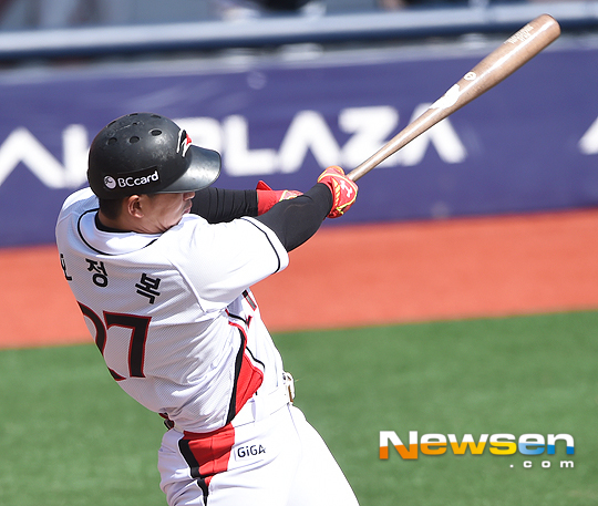 KBO, 음주운전 오정복에 15G 출전 정지-봉사활동 징계 - 손에 잡히는 뉴스 눈에 보이는 뉴스 - 뉴스엔