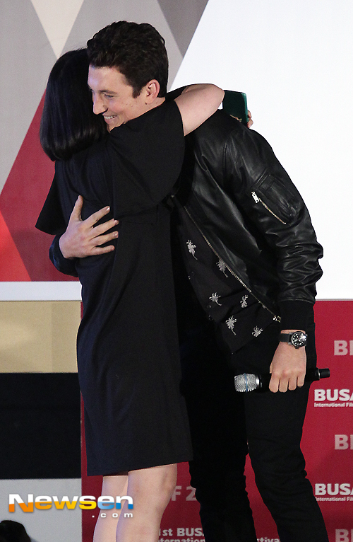 [포토엔]마일스 텔러 ‘열성적인 女팬 포옹에 미소만발’(BIFF) - 손에 잡히는 뉴스 눈에 보이는 뉴스 - 뉴스엔