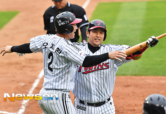 ‘유강남 선제 2점포’ LG, PS 첫 홈런으로 리드(준PO 3차전) - 손에 잡히는 뉴스 눈에 보이는 뉴스 - 뉴스엔