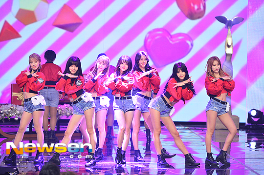 [포토엔]AOA ‘KBS 연예대상 축하무대’ - 손에 잡히는 뉴스 눈에 보이는 뉴스 - 뉴스엔