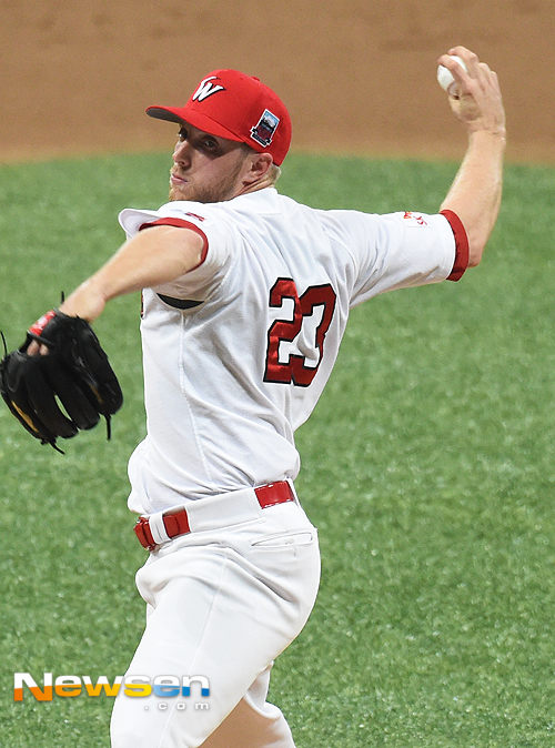 ‘5전 전승’ SK 켈리, 2017 KBO 6월 MVP 선정 - 손에 잡히는 뉴스 눈에 보이는 뉴스 - 뉴스엔