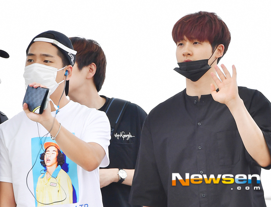 [포토엔HD] B1A4 바로-신우 ‘팬들 향해 다정한 손인사’(공항패션) - 손에 잡히는 뉴스 눈에 보이는 뉴스 - 뉴스엔