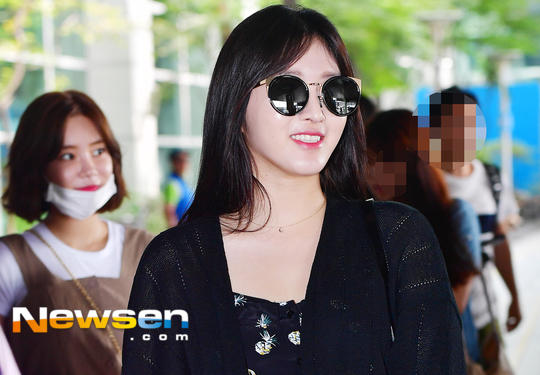 [포토엔HD] AOA 찬미 ‘얼굴 다 덮을 만한 큼지막한 선글라스 끼고’(공항패션) - 손에 잡히는 뉴스 눈에 보이는 뉴스 - 뉴스엔