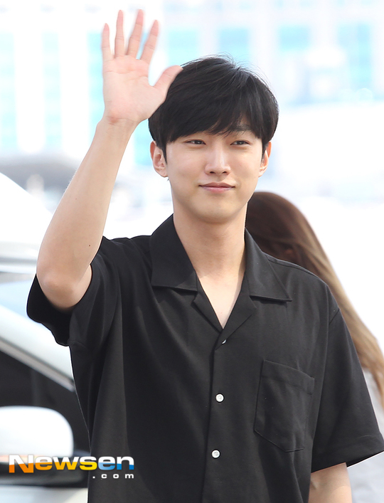 [포토엔HD]B1A4 진영 ‘인자한 진영 왕자님’ - 손에 잡히는 뉴스 눈에 보이는 뉴스 - 뉴스엔