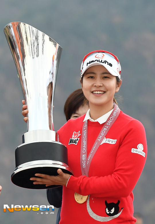 [포토엔HD] KLPGA 주장 김지현 ‘승리의 트로피 번쩍들고~’ - 손에 잡히는 뉴스 눈에 보이는 뉴스 - 뉴스엔