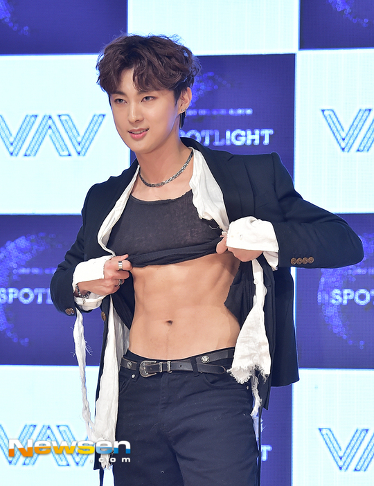 [포토엔HD] VAV 에이스 ‘한파에 시원한 복근 공개’ - 손에 잡히는 뉴스 눈에 보이는 뉴스 - 뉴스엔