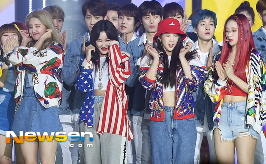 [포토엔HD] EXID ‘1위 폭죽소리에 화들짝~’ - 손에 잡히는 뉴스 눈에 보이는 뉴스 - 뉴스엔