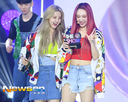 [포토엔HD] EXID 정화-하니 ‘첫 1위 실화냐~’ - 손에 잡히는 뉴스 눈에 보이는 뉴스 - 뉴스엔