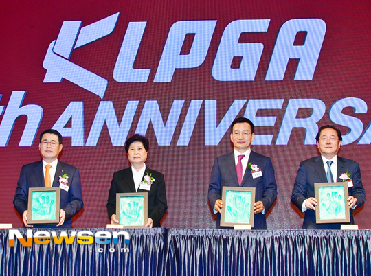 [포토엔HD] KLPGA 창립 40주년 기념식 ‘현, 역대 회장 핸드프린팅’ - 손에 잡히는 뉴스 눈에 보이는 뉴스 - 뉴스엔