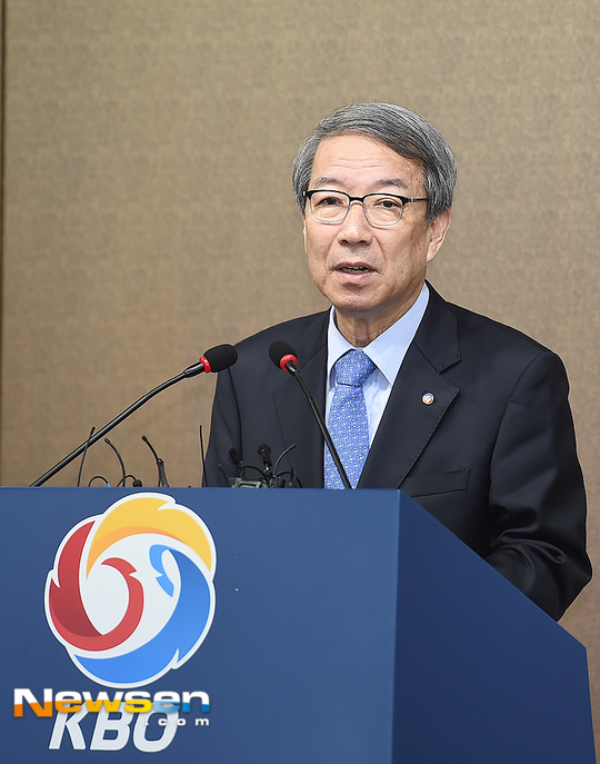 기자회견문 발표하는 정운찬 KBO총재 [포토엔HD] - 손에 잡히는 뉴스 눈에 보이는 뉴스 - 뉴스엔