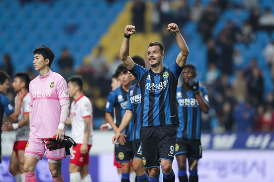 ‘꼴찌 탈출’ 무고사, K리그1 35R MVP 선정..2는 황인범 - 손에 잡히는 뉴스 눈에 보이는 뉴스 - 뉴스엔
