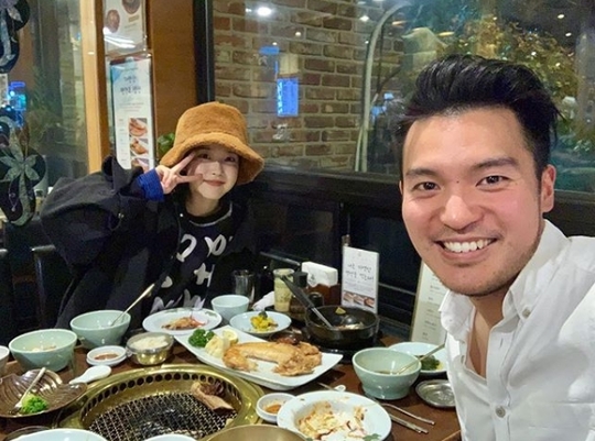 아이유 인맥 어디까지? 바이올리니스트 레이 첸과 다정 친분샷[SNS★컷] - 손에 잡히는 뉴스 눈에 보이는 뉴스 - 뉴스엔