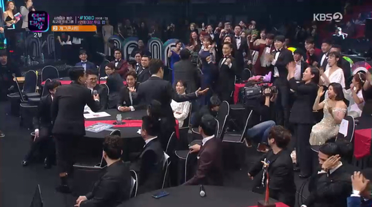 김준호 “1박2일vs개콘? 시청률 잘 나오는 ‘1박2일”..후배들 야유[KBS연예대상] - 손에 잡히는 뉴스 눈에 보이는 뉴스 - 뉴스엔