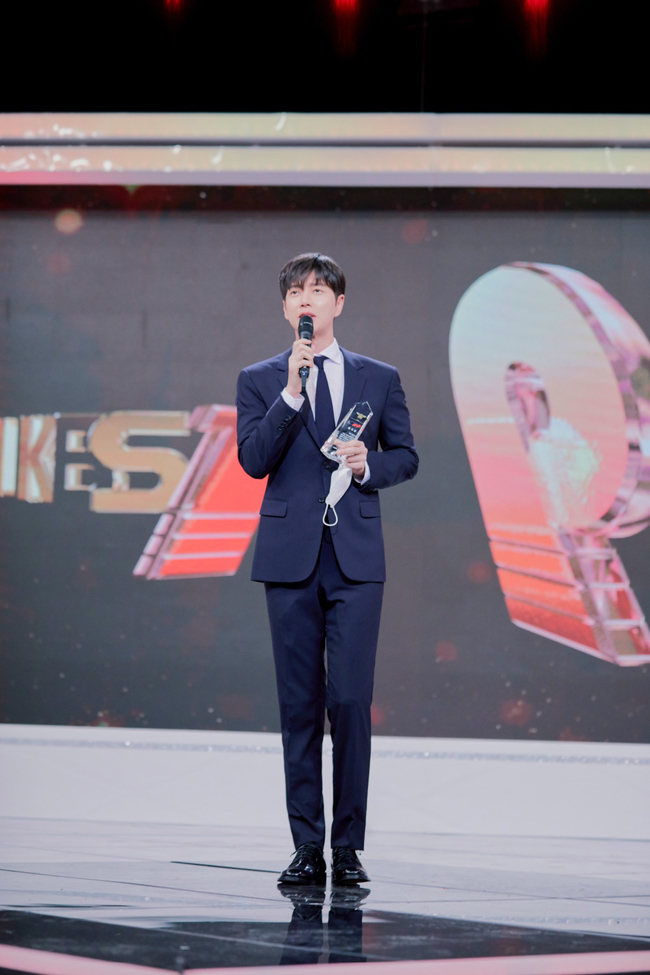 박해진, 연예인 최초 ‘KBS 119상’ 봉사상 수상 ‘소방활동 공로인정’ - 손에 잡히는 뉴스 눈에 보이는 뉴스 - 뉴스엔