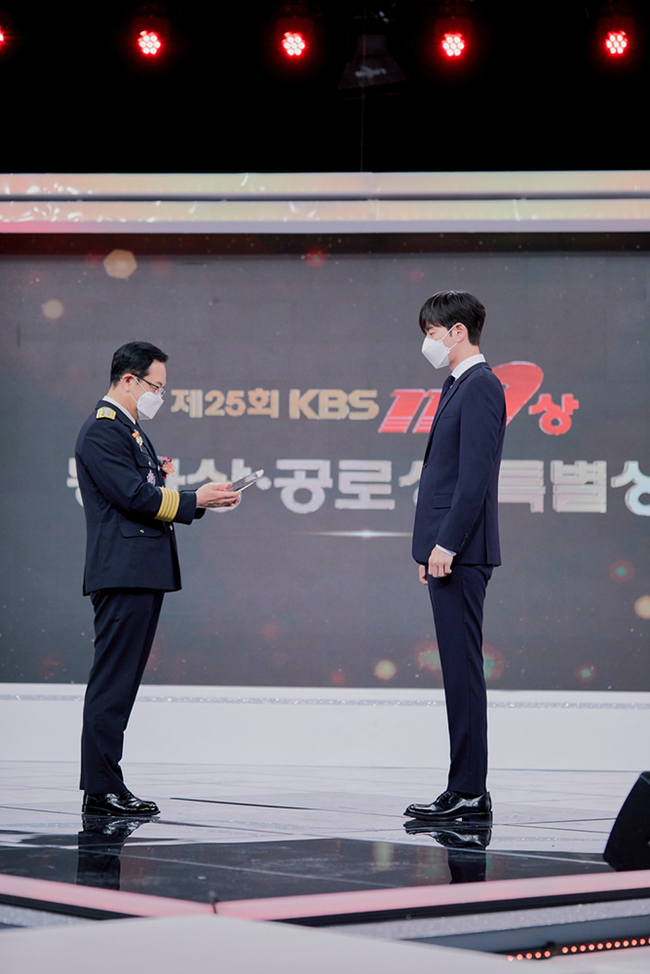 박해진, 연예인 최초 ‘KBS 119상’ 봉사상 수상 ‘소방활동 공로인정’ - 손에 잡히는 뉴스 눈에 보이는 뉴스 - 뉴스엔