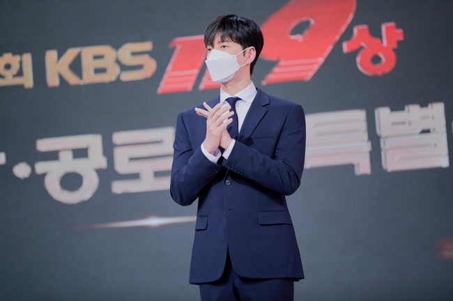 박해진, 연예인 최초 ‘KBS 119상’ 봉사상 수상 ‘소방활동 공로인정’ - 손에 잡히는 뉴스 눈에 보이는 뉴스 - 뉴스엔