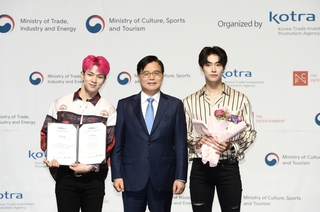 FNC, 코로나 극복 위한 랜선콘서트 개최…AOA·엔플라잉·SF9 출격 - 손에 잡히는 뉴스 눈에 보이는 뉴스 - 뉴스엔