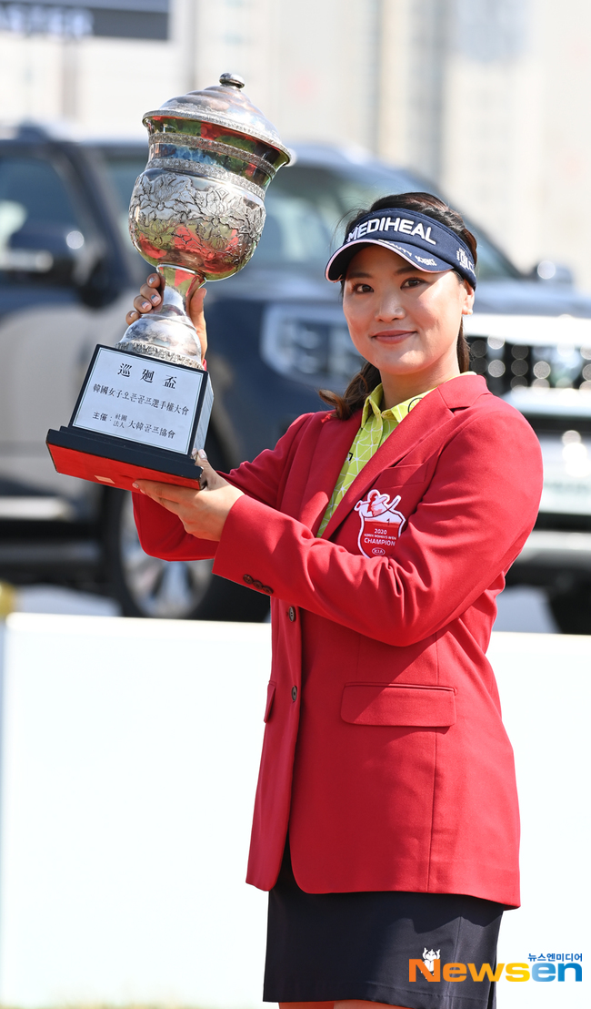 열 번째 klpga우승 유소연, 레드재킷에 우승트로피[포토엔HD] - 손에 잡히는 뉴스 눈에 보이는 뉴스 - 뉴스엔