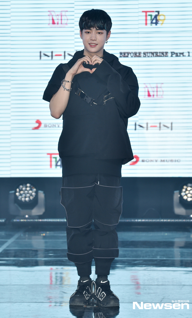 T1419 건우 ,하트로 인사[포토엔HD] - 손에 잡히는 뉴스 눈에 보이는 뉴스 - 뉴스엔