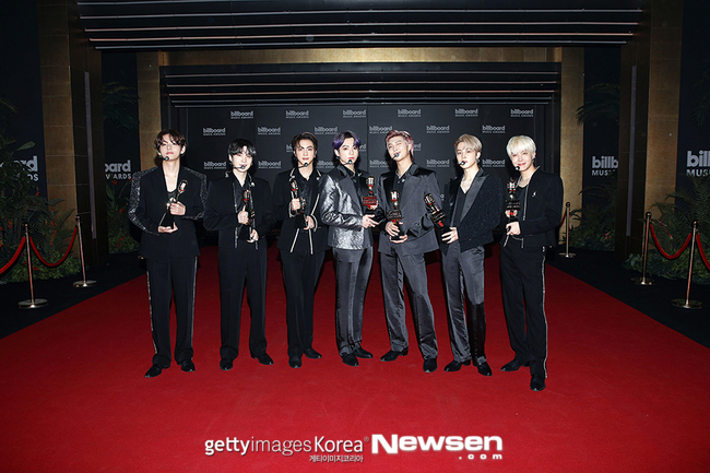 방탄소년단 Bts 빌보드 뮤직 어워드 4관왕의 위엄~[포토엔hd] 손에 잡히는 뉴스 눈에 보이는 뉴스 뉴스엔