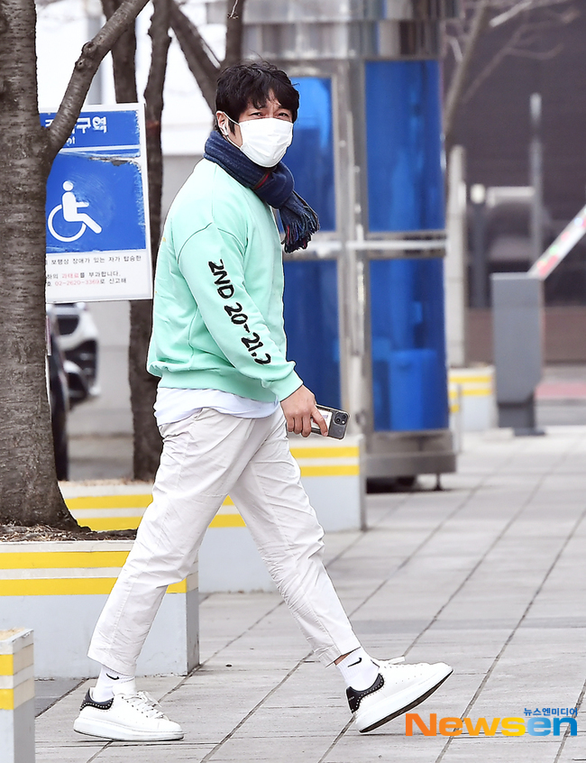 M.O.M KCM, 눈인사부터 훈훈하게 [포토엔HD] - 손에 잡히는 뉴스 눈에 보이는 뉴스 - 뉴스엔