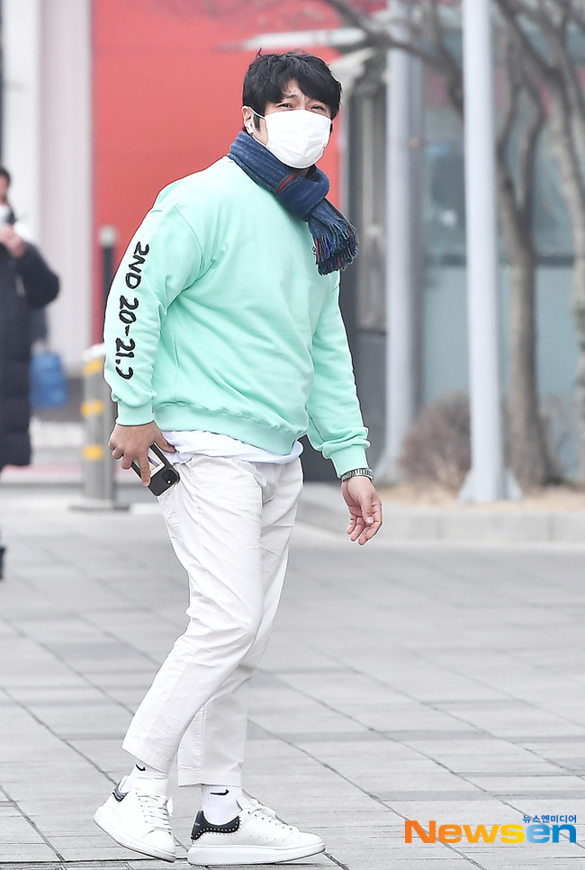 M.O.M KCM, 여유로운 출근길 미소[포토엔HD] - 손에 잡히는 뉴스 눈에 보이는 뉴스 - 뉴스엔