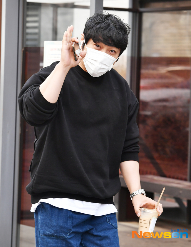 M.O.M KCM, 완성도 높인 하모니카 포즈 [포토엔HD] - 손에 잡히는 뉴스 눈에 보이는 뉴스 - 뉴스엔