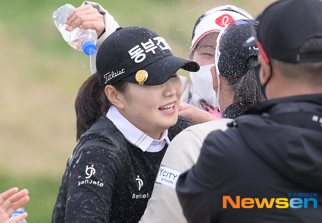 ‘2022 KLPGA투어 개막전 우승’ 장수연, 물 세레모니는 못참지 [포토엔HD] - 손에 잡히는 뉴스 눈에 보이는 뉴스 - 뉴스엔