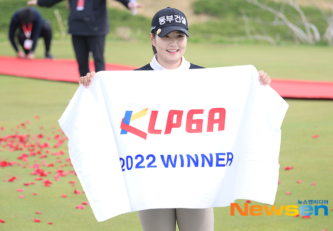 장수연, KLPGA 2022 시즌 개막전 우승 영광 [포토엔HD] - 손에 잡히는 뉴스 눈에 보이는 뉴스 - 뉴스엔