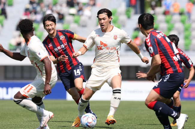 ‘중원 사령관’ 제주 이창민, K리그1 12R MVP - 손에 잡히는 뉴스 눈에 보이는 뉴스 - 뉴스엔