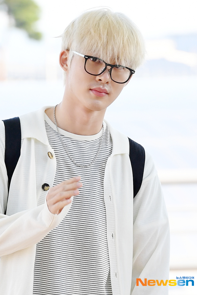 B.I(비아이) ‘달달한 눈맞춤’[포토엔HD] - 손에 잡히는 뉴스 눈에 보이는 뉴스 - 뉴스엔