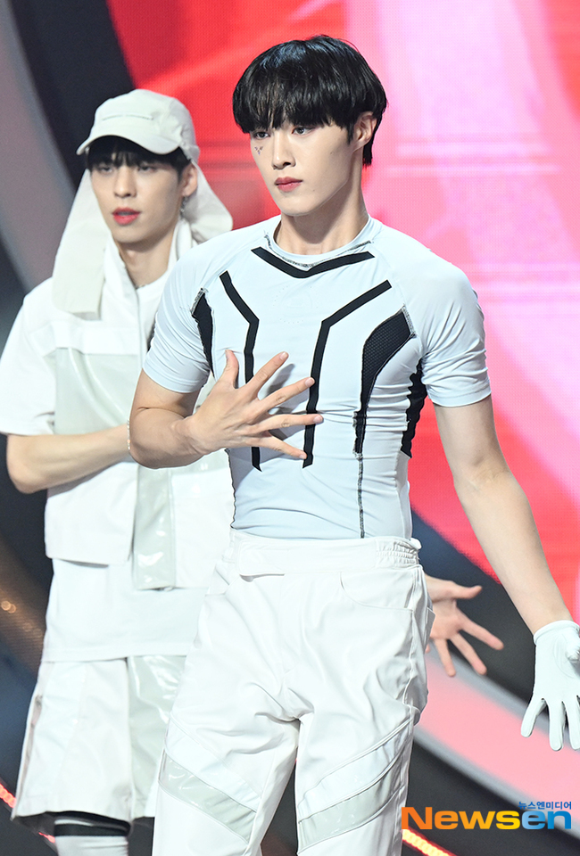 CIX 현석, 비주얼에 심쿵 [포토엔HD] - 손에 잡히는 뉴스 눈에 보이는 뉴스 - 뉴스엔