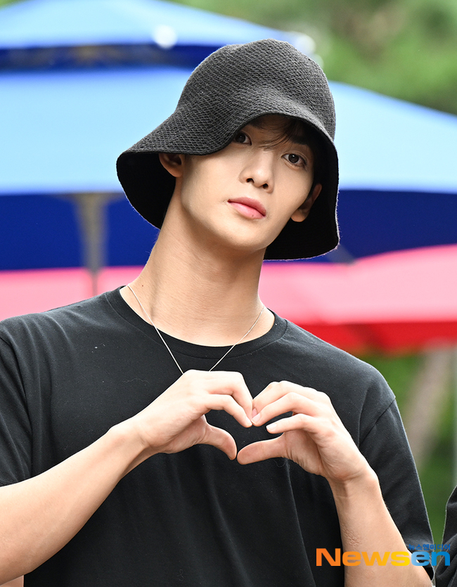 CIX 배진영, 눈빛이 다하는 손하트 [포토엔HD] - 손에 잡히는 뉴스 눈에 보이는 뉴스 - 뉴스엔