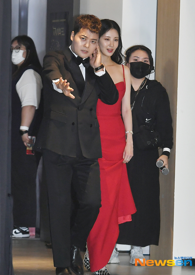 MC 전현무, 서현 일일 경호원~ (TMA)[포토엔HD] - 손에 잡히는 뉴스 눈에 보이는 뉴스 - 뉴스엔