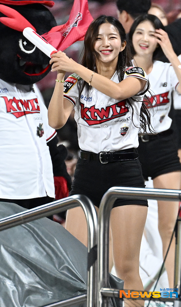 KT 치어리더 김진아, 행복미소 [포토엔HD] - 뉴스인코리아