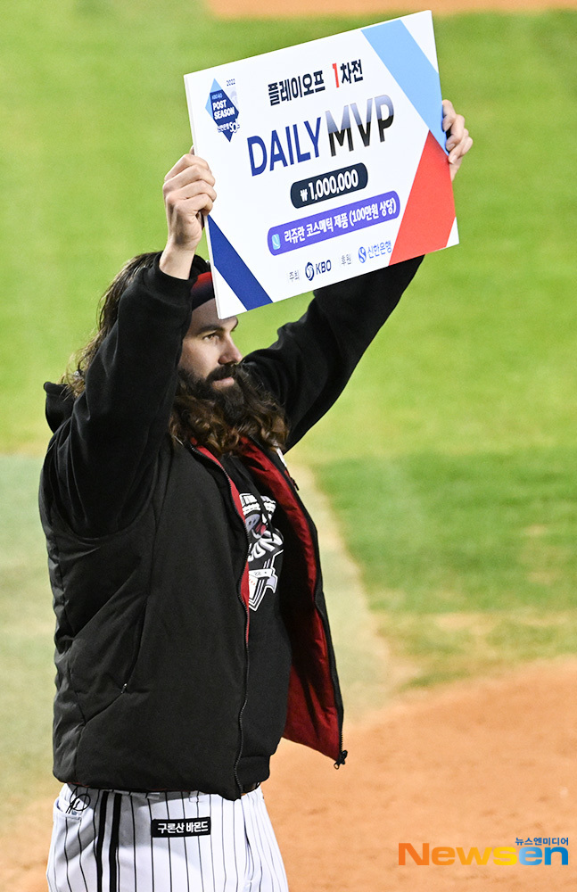 ‘승리투수’ LG 선발 켈리, ‘데일리 MVP 받았어요’ [포토엔HD] - 뉴스인코리아