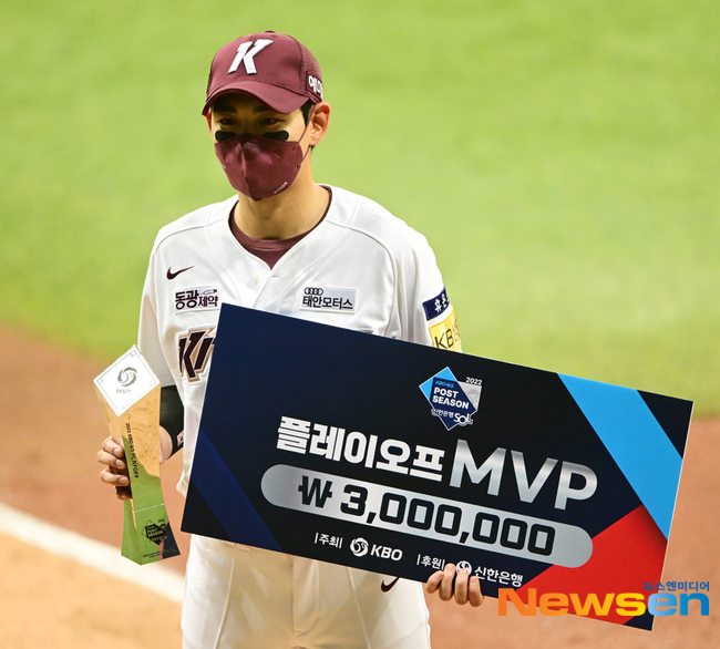 ‘타율 5할’ 이정후, PO 시리즈 MVP..푸이그 데일리 MVP - 손에 잡히는 뉴스 눈에 보이는 뉴스 - 뉴스엔