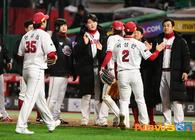 SSG, 한국시리즈1승1패 균형 만들었어[포토엔HD] - 손에 잡히는 뉴스 눈에 보이는 뉴스 - 뉴스엔
