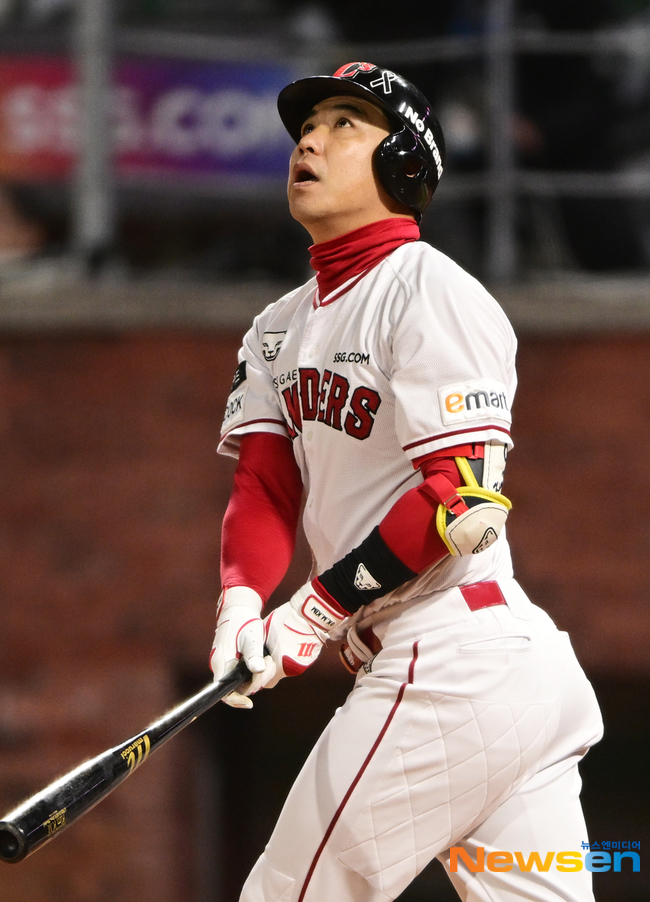 ‘김강민 역전 끝내기포’ SSG, KS 5차전 승리..우승 1승 남았다 - 손에 잡히는 뉴스 눈에 보이는 뉴스 - 뉴스엔